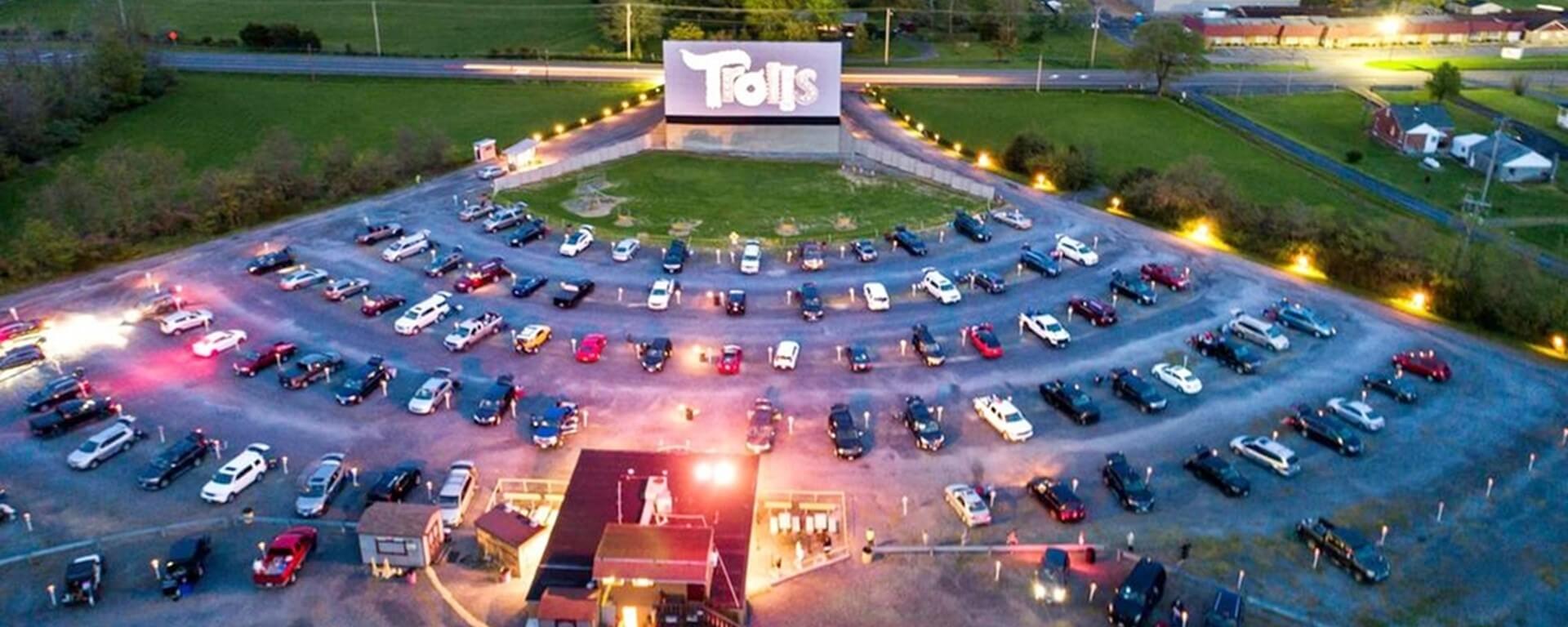 Walmart está transformando seus estacionamentos em cinemas drive-in nos ...